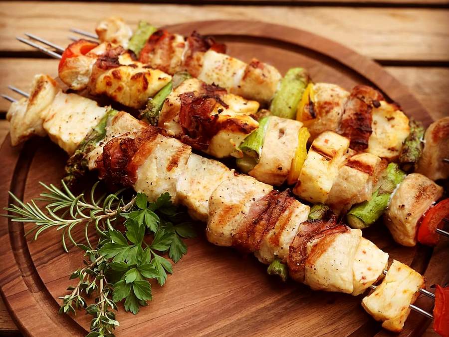 13 Receitas de Espetinho de Frango + Diversas Versões para Garantir o ...