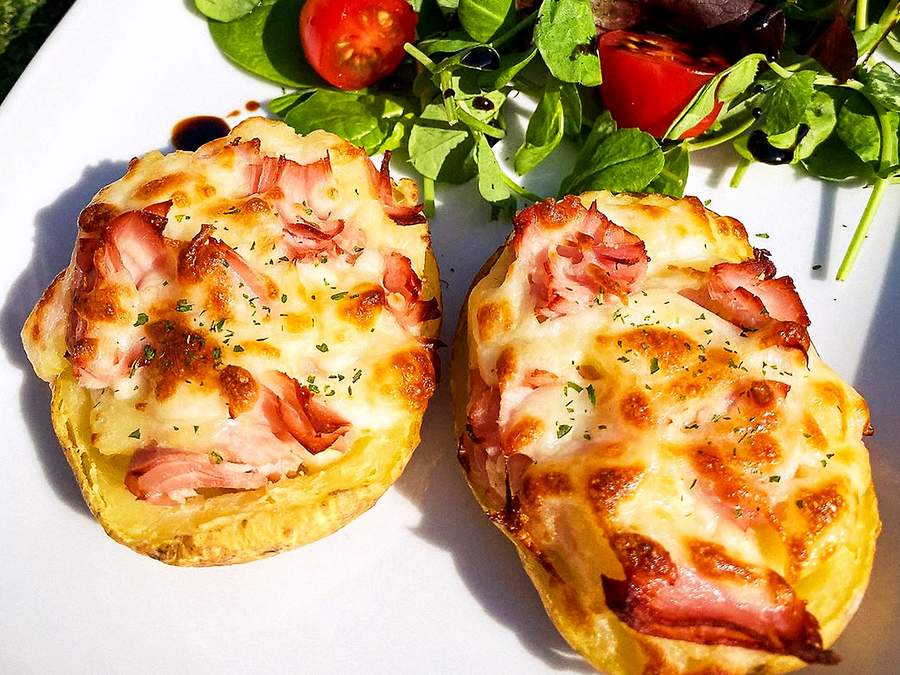 Batata recheada com bacon: crocância irresistível