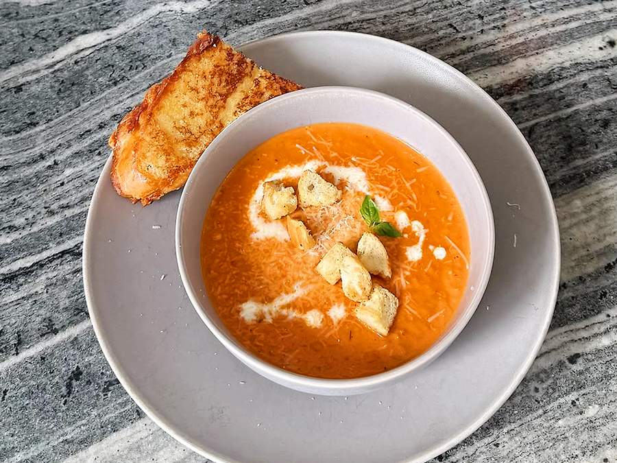 Sopa de tomate: conforto líquido em Minutos